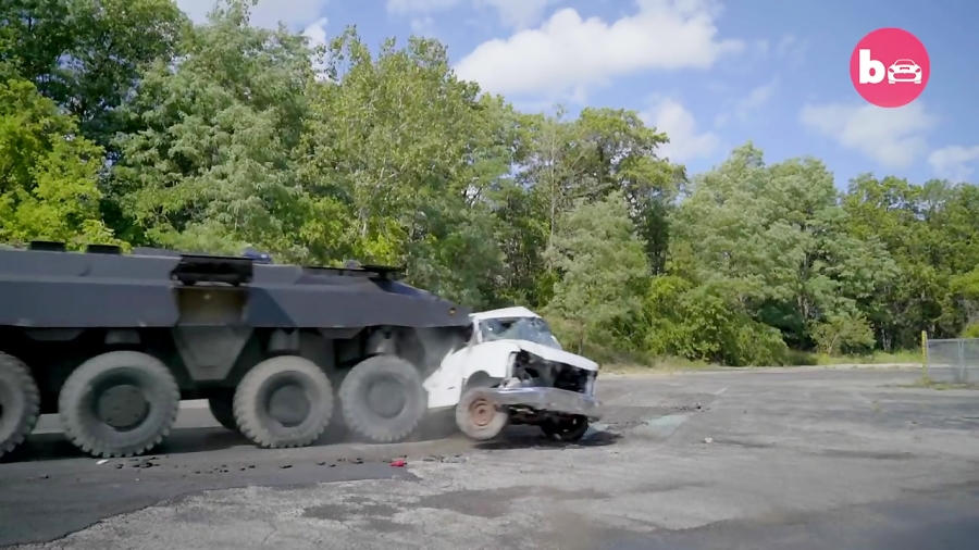 تانک 8 چرخ ارتش در خیابانها