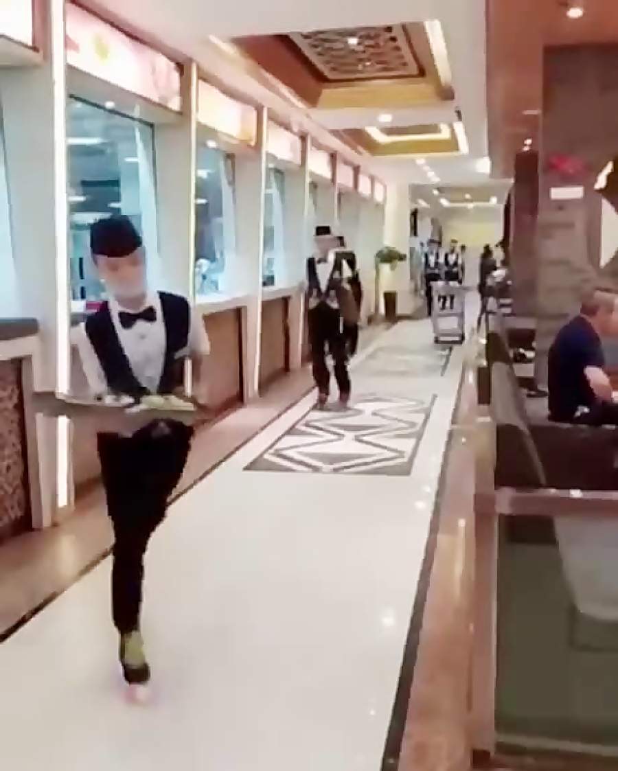 تو این رستوران همه پیشخدمتهاش با اسکیت کار می کنن