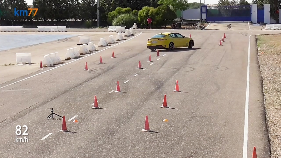 KIA Stinger 2018 - Maniobra de esquiva (moose test) y eslalon | km77.com