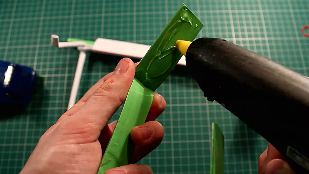 How to make a Paper Machine Gun that shoots Rubber Bands
