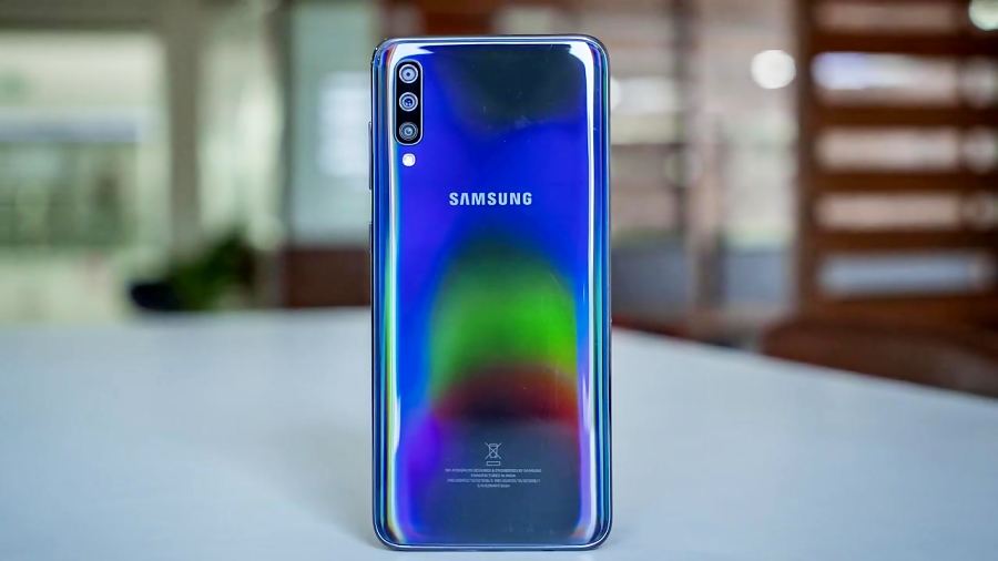بررسی Samsung Galaxy A70 و مقایسه با Poco F1 و Vivo V15 Pro و Nokia 8.1