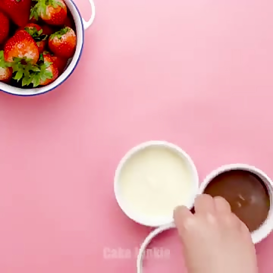 ایده های کیک شکلاتی با روکش توت فرنگی