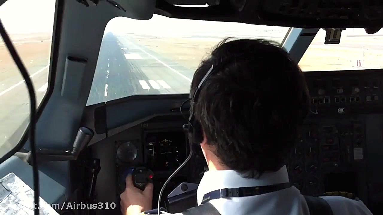 airbus a300-600 COCKPIT LANDING