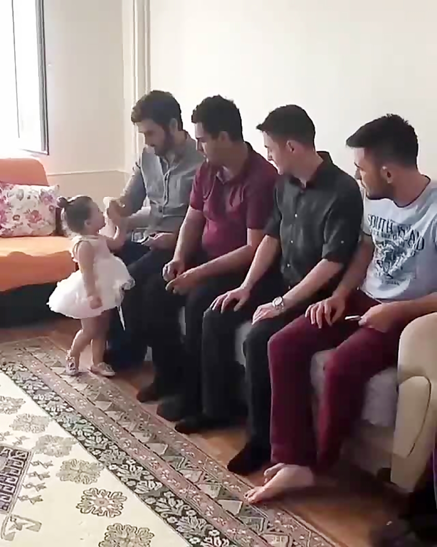 ببینید این دختر بچه خوشگل چیکار میکنه