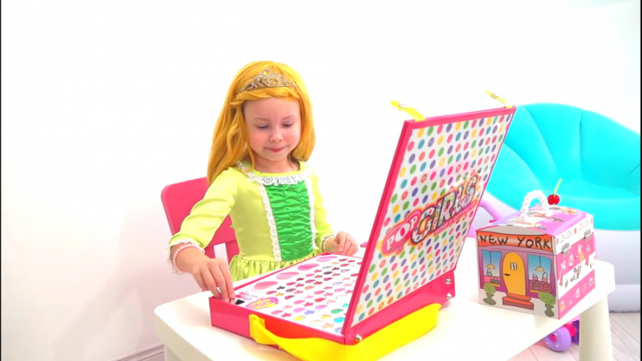 Alice Pretend Princess Plays with Kitchen Play Set