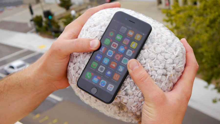 پرت کردن آیفون ۶ اس داخل هزاران ترقه از بالای ساختمون | تک رکس (قسمت 83)