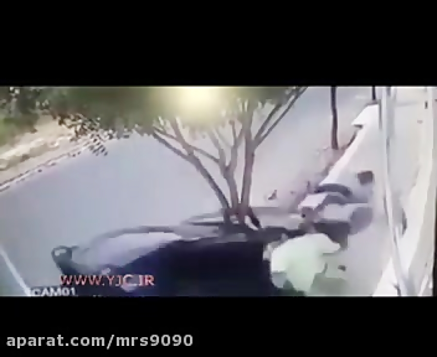 نجات معجزه آسای مرد پس از برخورد با خودرو