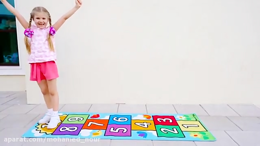 Diana and Roma learn the alphabet with balloons