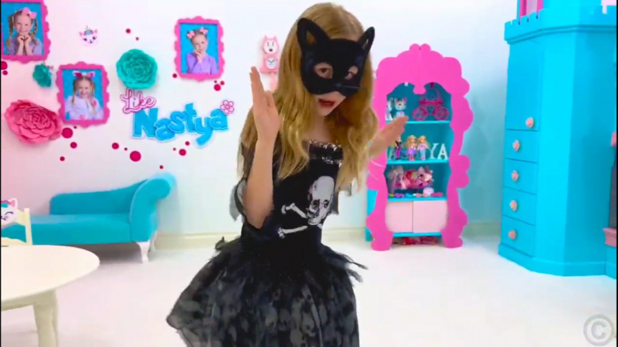 نستیا یاد می گیرد که در هالووین زمان را با ساعت تشخیص دهد like Nastya ...