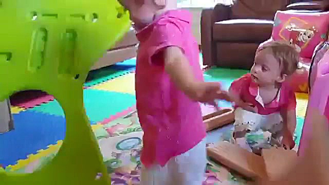 کارتون جدید کریستن و اسکارلت در حال ساخت اسباب بازی سرسره ای جدید خود ...