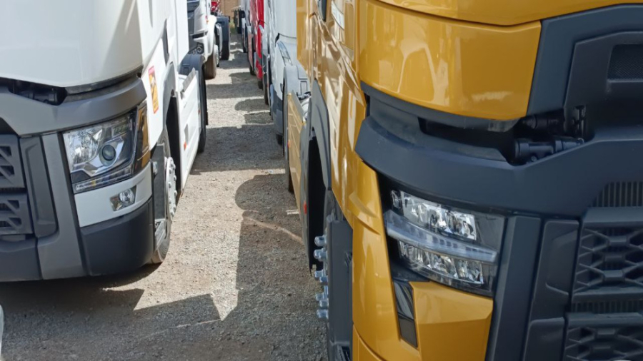 کشنده رنو T480 مدل 2022 در اتوبان