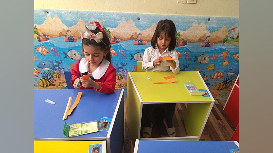 مهارت دست ورزی کار با قیچی کودکستان حوض نقاشی