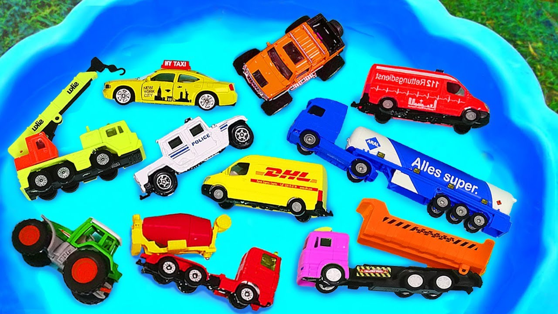 بازی پسر بچه با ماشین اسباب بازی بیل مکانیکی تراکتور و کامیون - اسباب ...