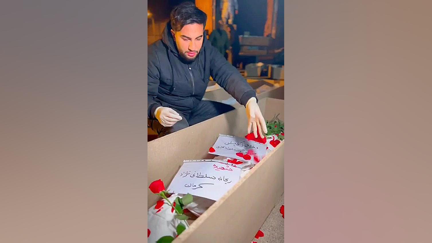 دختر کاپشن صورتی و گوشواره قلبی