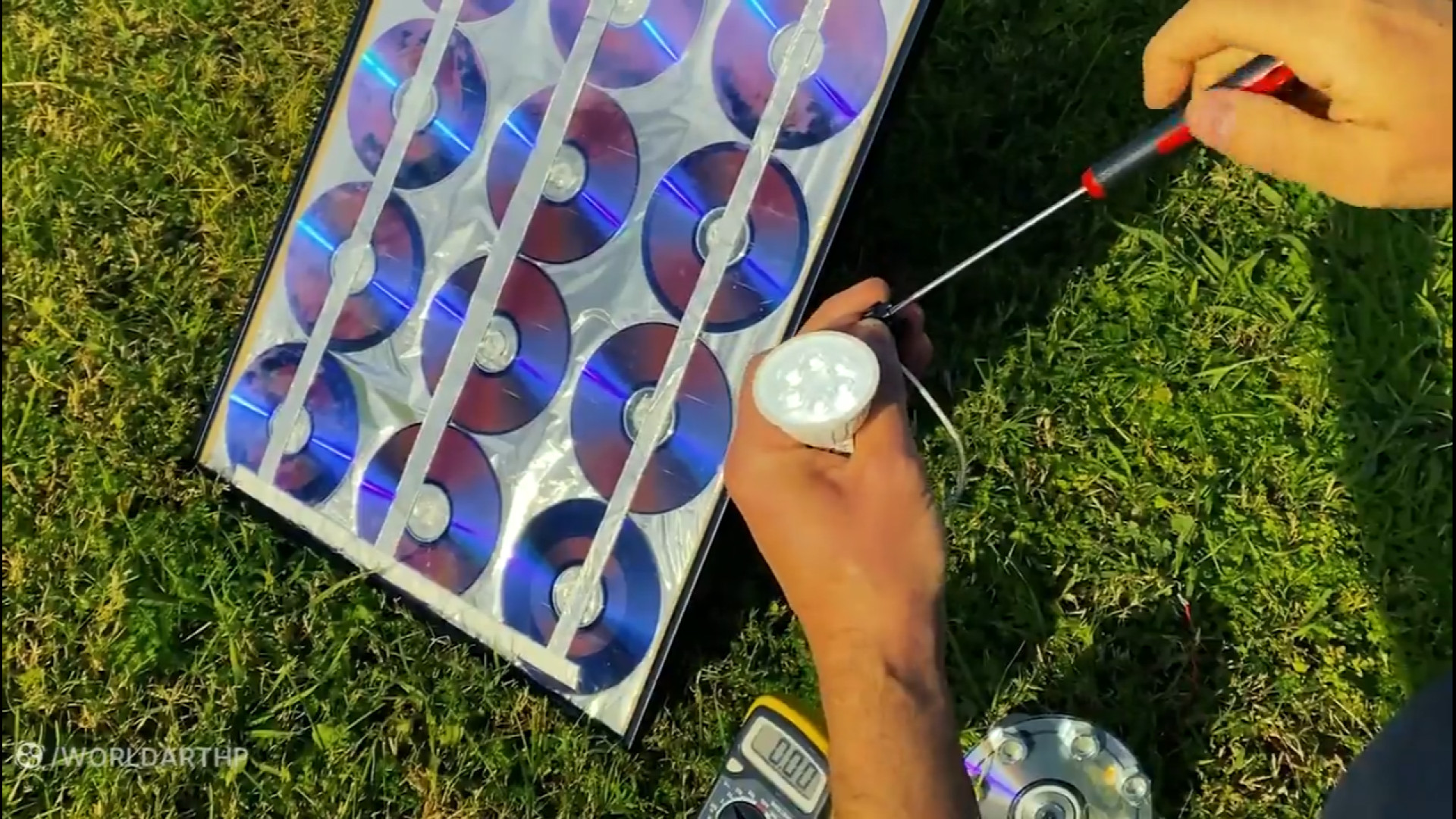 روش ساخت پنل خورشیدی تولید برق با CD یا DVD های اضافی