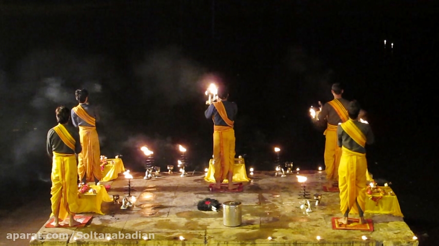 مراسم هندی ها در کنار رود گنگ - بنارس (واراناسی )